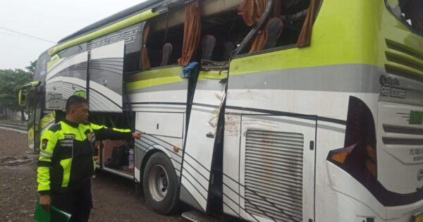 Gagal Nyalip, Bus Sasak Bus di Paiton, 7 Orang Luka-luka - PANTURA7.com