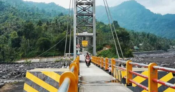Diterjang Lahar Hujan, Tali Sling Jembatan Kali Regoyo Lumajang Putus ...