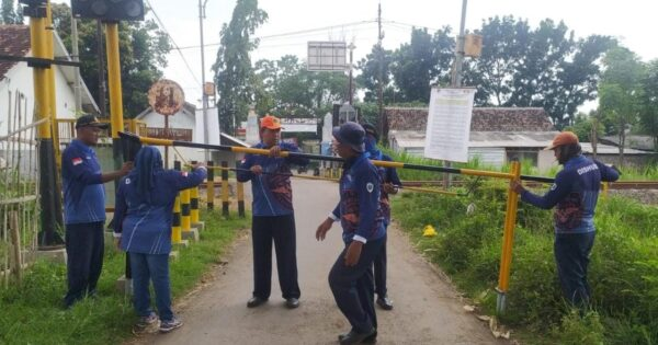 Cegah Kecelakaan di Perlintasan Sebidang, Dishub Pasang Tiga Palang Pintu Manual - PANTURA7.com