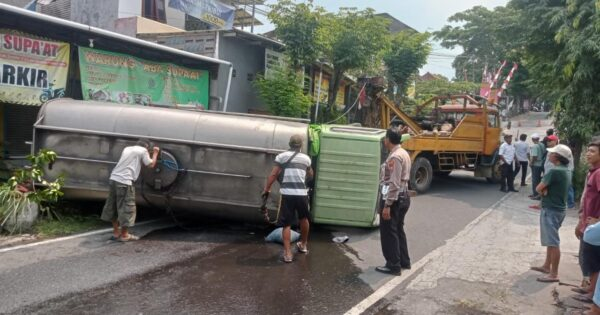 Tak Kuat Menanjak, Truk Tangki di Pandaan Tabrak Pagar dan Terguling - PANTURA7.com