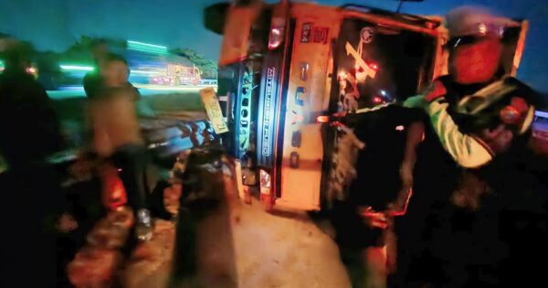 Bus Rombongan SMK Tabrak Truk di Pasuruan, Sopir dan Kernet Meninggal - PANTURA7.com