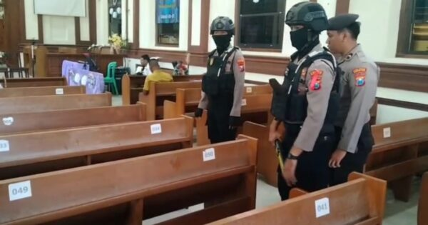 Siaga Natal, Polisi Sterilisasi 17 Gereja di Kota Pasuruan - PANTURA7.com