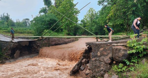 Diterjang Banjir, Jembatan Penghubung Desa di Sumberejo Probolinggo Putus - PANTURA7.com