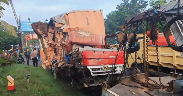 Truk Boks Sasak Truk Pasir di Jalur Pantura, Sopir Sempat Terjepit - PANTURA7.com