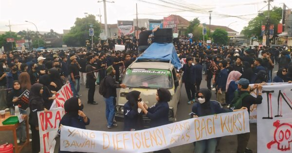 Demo 'Indonesia Gelap' di Jember, Mahasiswa Tolak Efisiensi Anggaran - PANTURA7.com