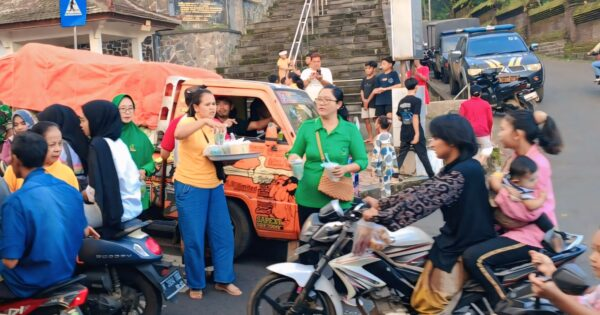 Wujud Toleransi, Umat Hindu di Lumajang Bagi-bagi Takjil di Desa ...