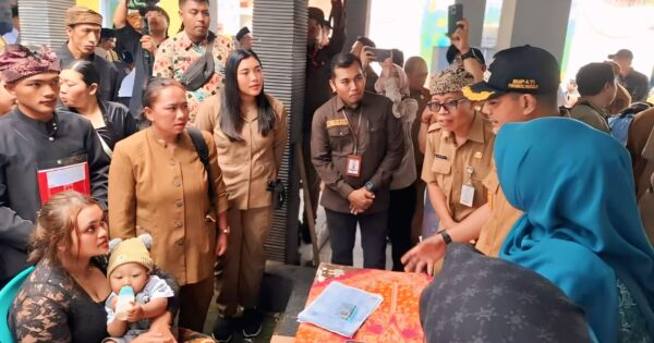 Ngantor Perdana di Kecamatan, Bupati Gus Haris Luncurkan Inovasi Si ...