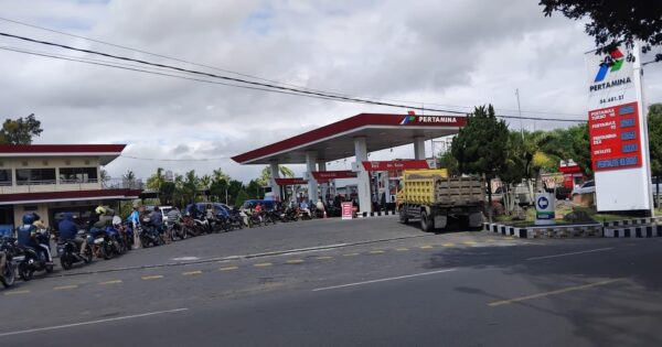 Pasokan BBM Bertambah, Antrean SPBU di Jember Berangsur Normal - PANTURA7.com